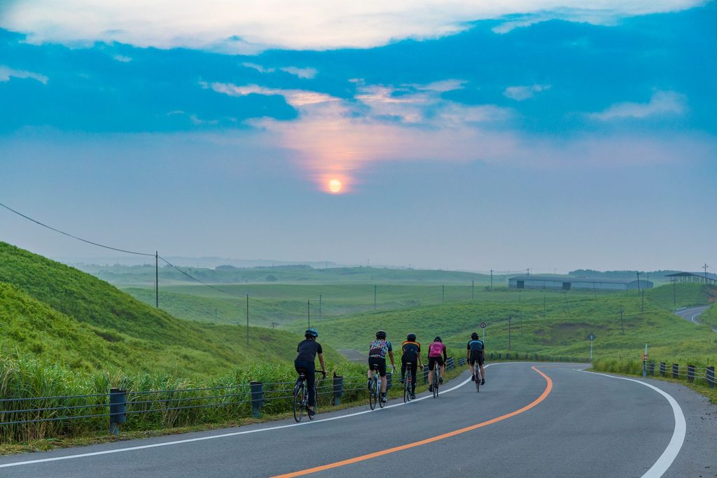 天空を走る。神秘的な阿蘇ライドサイクリングを楽しめる神社エリア #01 - Global Ride